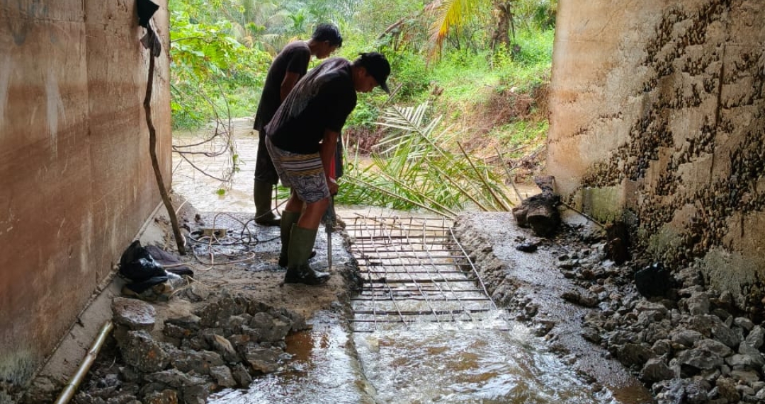 Waduh... Pondasi Box Culvert Jalan AMD di Pemayung Dijebol ...